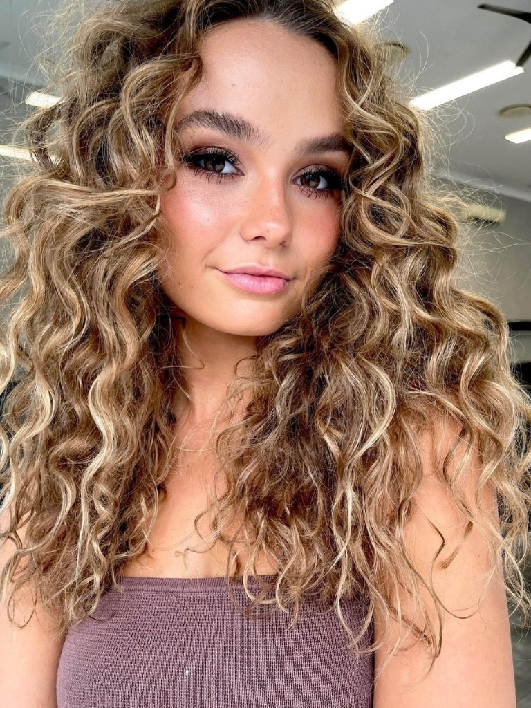 9 Seriously Cute Blonde Curly Hair Looks You Need To Try
